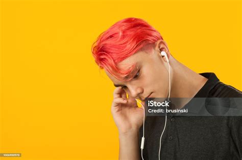 노란 배경에 스튜디오 헤드폰 분홍색 머리를 가진 십 대 소년의 초상화 14 15 살에 대한 스톡 사진 및 기타 이미지 14 15 살 2018년 Mp3 플레이어