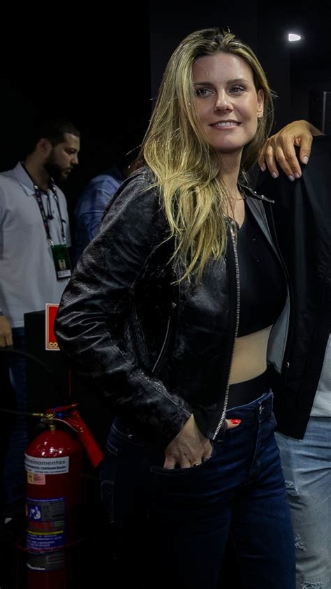 Foto Daiana Garbin deixou barriga à mostra em foto de biquíni 4 meses