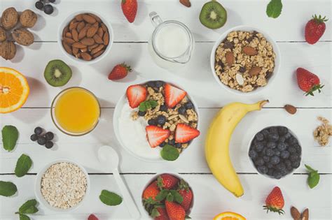 딸기 요구르트 과일 아침 식사 숟가락 냄비 건강 먹는 요구르트 음식 나무 보드 무디 건강한 식생활에 대한 스톡 사진 및 기타