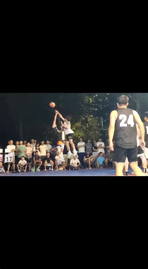 这球怎么说🤔进攻犯规还是防守犯规，还是不吹？ 直播吧