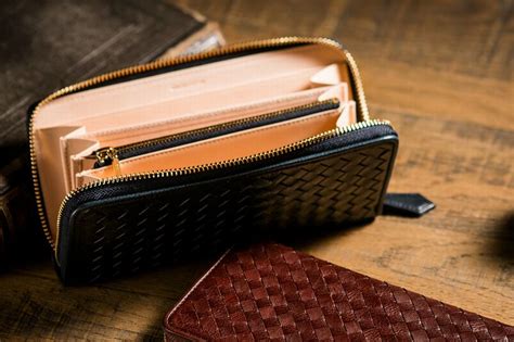 ラウンドファスナー長財布 革にこだわるメンズ財布10選！