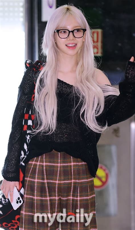 오히려 좋아~ 에스파 카리나 뿔테 안경도 찰떡이죠 다음 루프