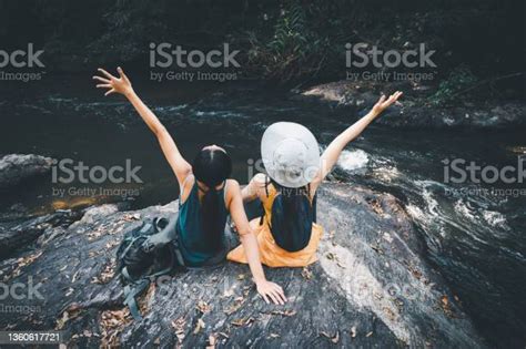 아시아 여자 여행 은 산에서 강과 작은 폭포를 보고 개념 여름 휴식 자유 야외 자연 휴가 여행 여행 20 24세에 대한 스톡