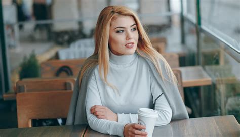 ژست عکاسی در کافه ۶۰ ایده خلاقانه برای عکس‌های خاص و حرفه‌ای دخترانه