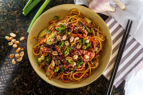 Asia Nudeln mit Erdnusssoße einfaches Rezept in 20 Minuten