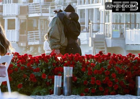 Kourtney Kardashian Sexy Seen Flaunting Her Hot Figure Alongside Travis