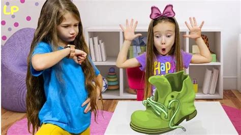 Полина играет и учится завязывать шнурки Youtube