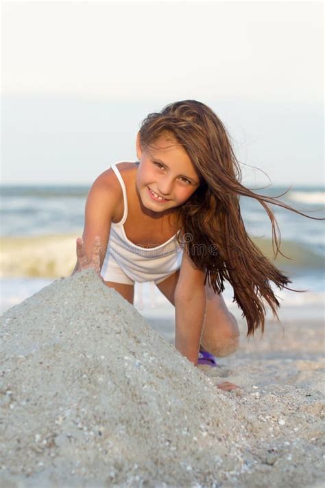 Petite Fille Blonde De Sourire Image Stock Image Du Beau Gosse 38048187