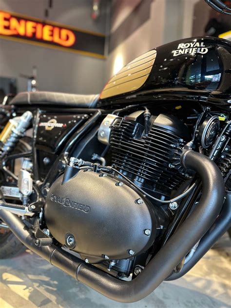 Interceptor 650 Black Ray