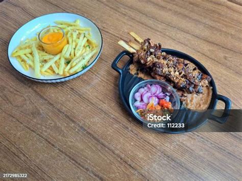 접시에 맛있는 감자 튀김 치즈 트뤼플 팬에 땅콩 소스와 마타 칠리를 곁들인 사테 아얌 또는 치킨 사테 음식 메뉴 0명에 대한 스톡 사진 및 기타 이미지 Istock