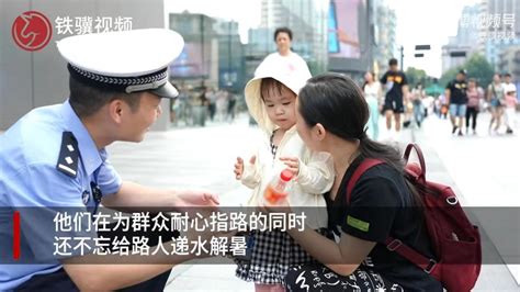 杭州交警为亚运会上分 娃哈哈纯净水传递夏日清凉 新华网客户端