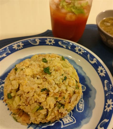 すけつぁん On Twitter セロリ 一束¥100で仕入れた静岡産セロリがなかなか減らず、夕食はセロリとツナのチャーハン。焼酎のトマト