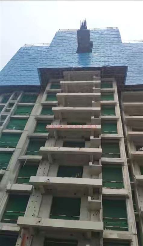 邢台123邢台一小区高空坠落大钢管