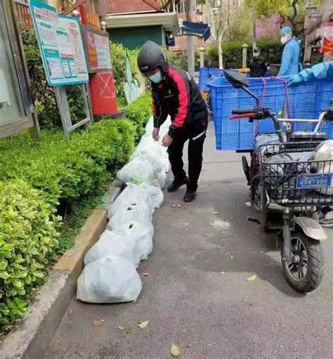 安心这支运输突击队将菜蛋奶药品送到社区 封控 防疫 居民