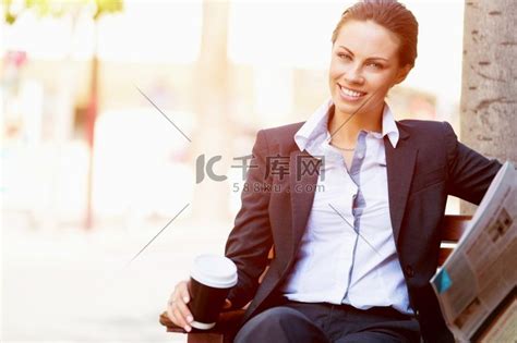 室外微笑的商界女强人画像西服婚纱高清摄影大图 千库网