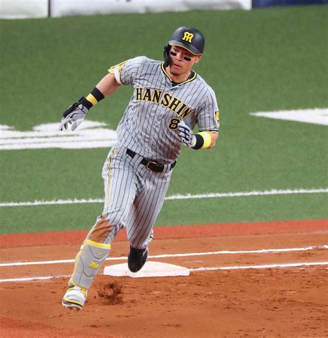 ＜オ・神＞7回1死一、二塁、佐藤輝は右越えに2点適時二塁打を放つ （撮影・後藤 大輝） ― スポニチ Sponichi Annex 野球