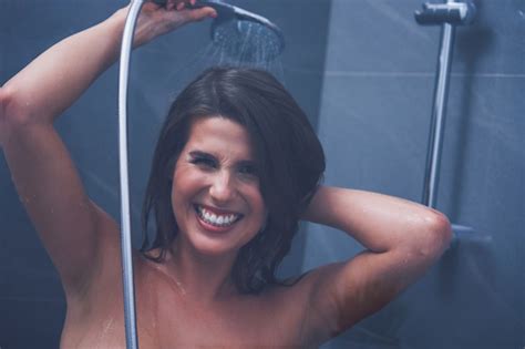 Mulher Adulta Tomando Banho No Banheiro Foto Premium