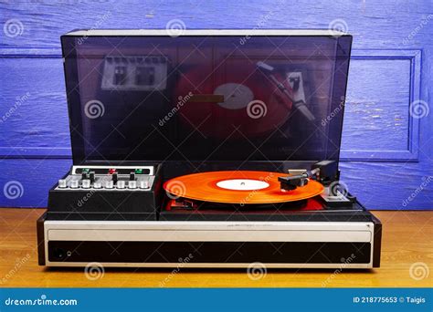 Vintage Tocadiscos De Vinilo Reproductor De Discos Con Vinilo Rojo Imagen De Archivo Imagen De