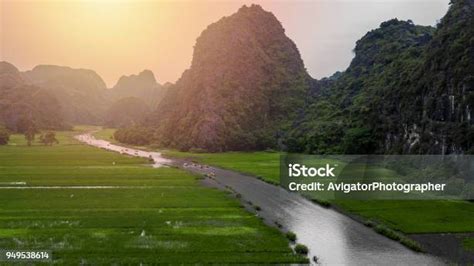 조감도 관광객 Ngo 동 강을 따라 보트에서 여행 하 고 Tam Coc의 촬영 발을 사용 하 여 추진 하는 노 젓는 노를 땀꼭 닌빈 베트남 강에 대한 스톡 사진 및 기타