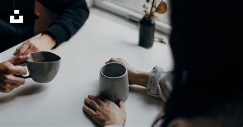 검은 긴 소매 셔츠를 입은 여자 검은 세라믹 머그잔을 들고 사진 Unsplash의 무료 커피 이미지