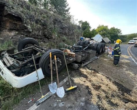 Caminhoneiro morre após colidir contra rochas no Oeste