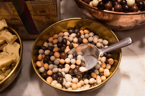 벨기에 행 사탕이 게 보기에에서 맛 있는 초콜릿을 맛 있는 트 러 플 음식 여행 관광 가루 설탕에 대한 스톡 사진 및 기타