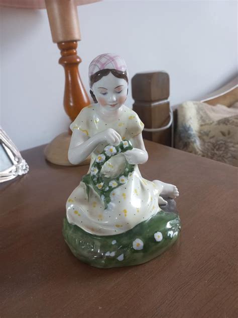 Порцелянова статуетка дівчинка з віночком — цена 20000 грн в каталоге Статуэтки Купить товары