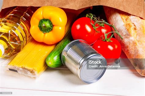 흰색 배경에 종이 봉투에 다양한 건강 식품 토마토 빵 파스타를 닫습니다 음식 배달 개념 0명에 대한 스톡 사진 및 기타 이미지