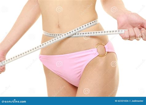 Mulher Nova Que Mede Sua Cintura Foto De Stock Imagem De Cintura