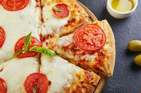 검은 콘크리트 배경에서 요리하기위한 이탈리아 피자와 재료 토마토 올리브 바질 향신료 피자의 슬라이스 삼각형 텍스트공간을
