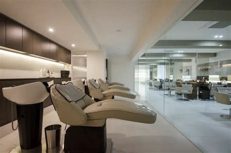 모던하고 고급스러운 115평 대형 미용실 인테리어