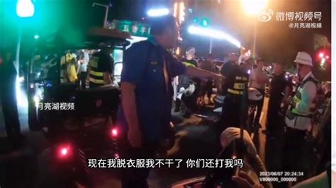 网曝郑州一城管在执法过程中被商贩气疯，当街脱下制服称要与商贩同归于尽 Youtube