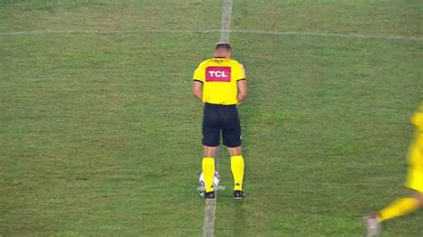 Referee Pees On Football Field Schiedsrichter Pisst Auf Fussballplatz
