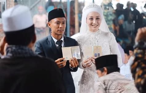 Viral Pria Lombok Nikahi Bule Cantik Maskawin Cerek Dan Cobek GenPI Co