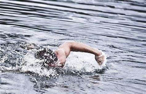 Passionate Swim Reflection Drops Submerged Photo Background And Picture