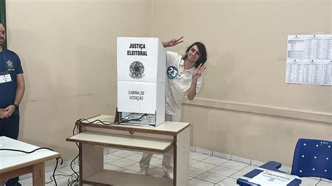 Ruas de Manaus amanhecem sujas de santinhos candidatos Eleições no Amazonas G