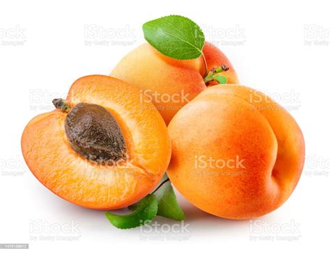 살구 격리 흰색 바탕에 세 살구입니다 나뭇잎이있는 Apric의 전체 반 전체 피사계 심도 3가지 개체에 대한 스톡 사진 및 기타
