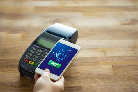 Nfc 기술은 스마트 폰 응용 프로그램 모바일 지불을 통해 쇼핑 전송 지불을 보여줍니다 Brand Name Mobile