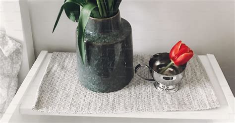 세련된 흰색 침대 근처의 흰색 나무 스탠드에 꽃병에 있는 아름다운 빨간색과 분홍색 튤립 복사 공간 안녕하세요 봄 개념입니다 해피 어머니의 날 사진 Unsplash의