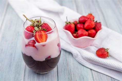 Vista Superior Do Milk Shake Com Chocolate E Morangos Em Um Copo Com