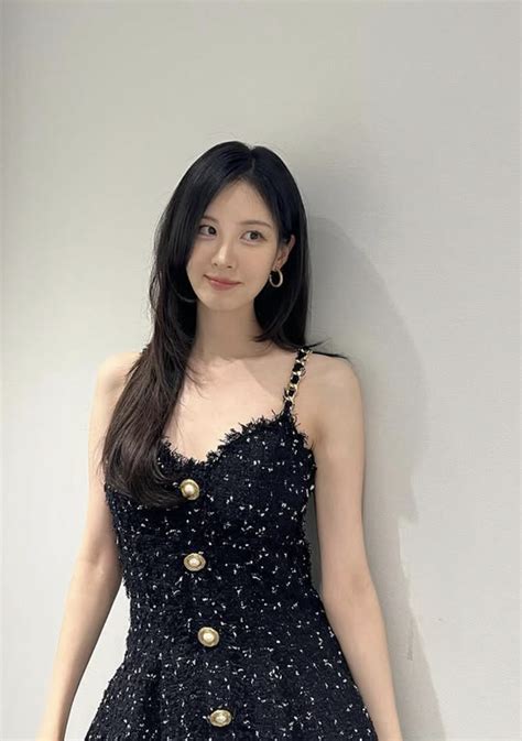 평소 긴 머리 스타일로 단아한 이미지를 보여주던 서현이지만 이번에는 색다른 짧은 헤어스타일로 새로운 매력을 발산했다 특히 배역을 떠나보내는 듯한 살짝 아쉬운 표정이