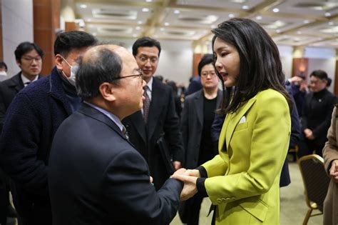 뉴스1 Pick 사랑합니다 수어 인사하는 김건희 여사 파이낸셜뉴스