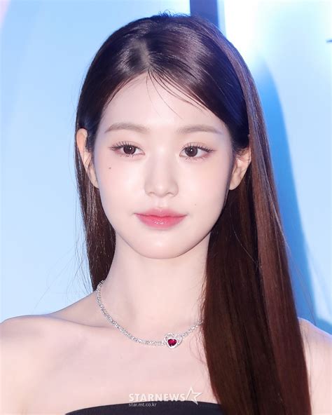 더쿠 피부 진짜 좋아보이는 오늘자 아이브 장원영 얼빡 사진