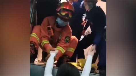 小区电梯突然停运，消防员打开厢门救出被困9人所有人澎湃新闻 The Paper
