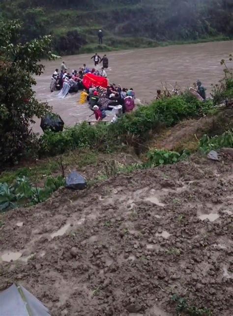 老人出殡遇涨水众村民抬棺过河家属河面20多米宽第一批人被水冲散后第二批接着抬 棺椁 覃先生 视频