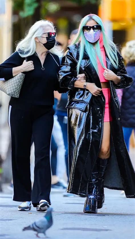 Así Han Pillado A Lady Gaga Con Su Madre Por La Calle