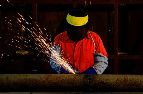 파이프라인 건설에 공장 용접 파이프 용접에서 산업 노동자를 클로즈업 40 44세에 대한 스톡 사진 및 기타 이미지 40 44