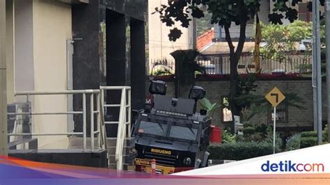 Mobil Taktis Brimob Kembali Siaga Di Gedung Bareskrim