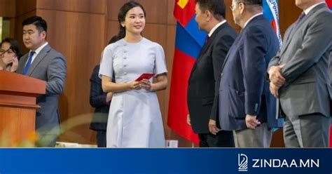 Монгол Улсын Их Хурлын гишүүний үнэмлэх гардууллаа