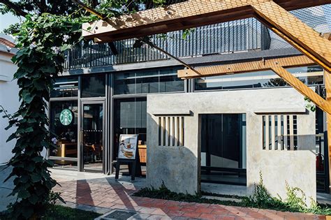 新竹最美星巴克！進駐百年古蹟「新竹州圖書館」，保留日治時期特色，復古窗框彷彿掉入時空隧道 Bellatw儂儂